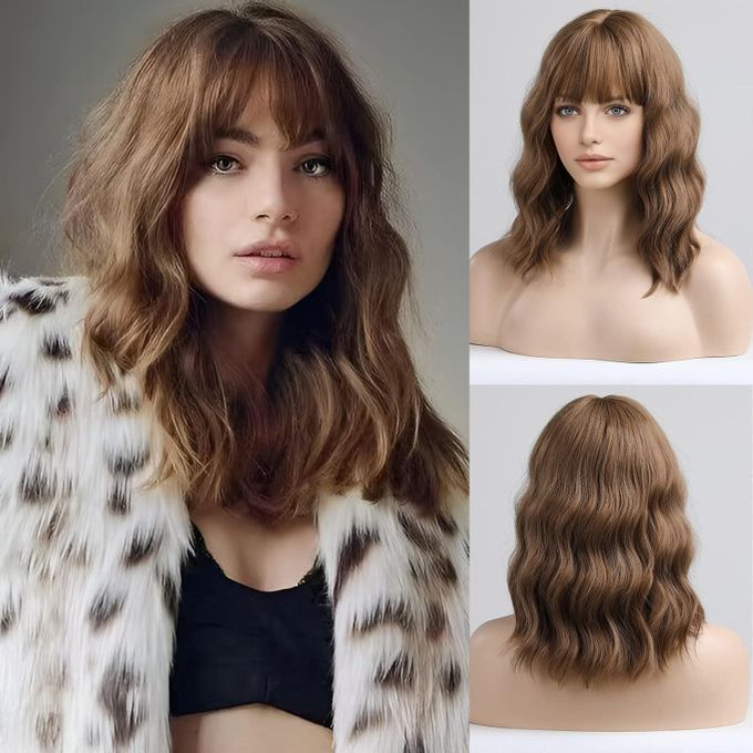 This medium-length wavy wig with front bangs features a